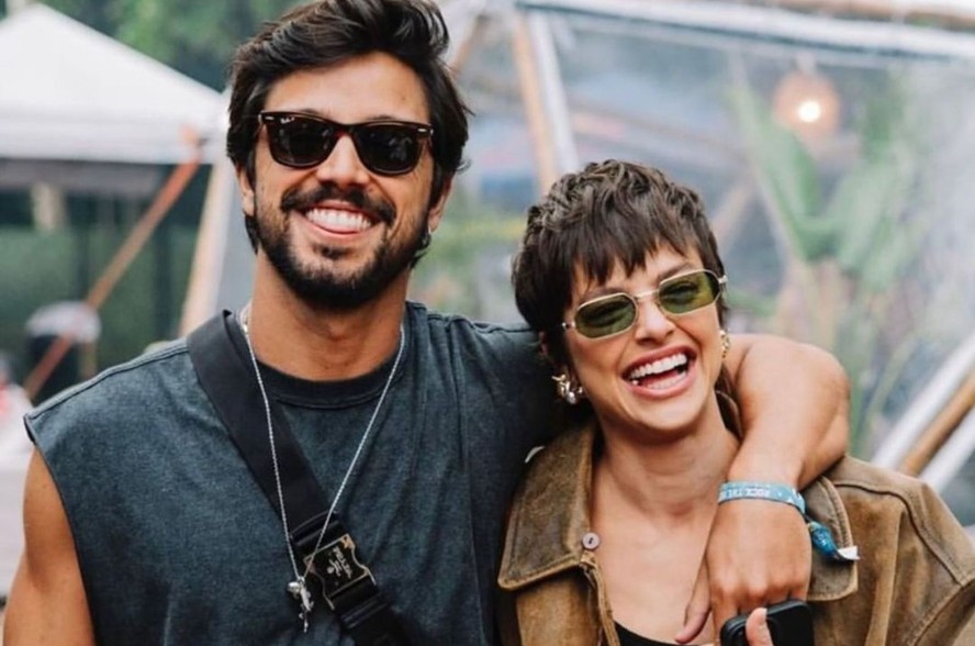 Agatha Moreira divide cliques ao lado do namorado Rodrigo Simas e web brinca: 'Esqueceu o Rudá'
