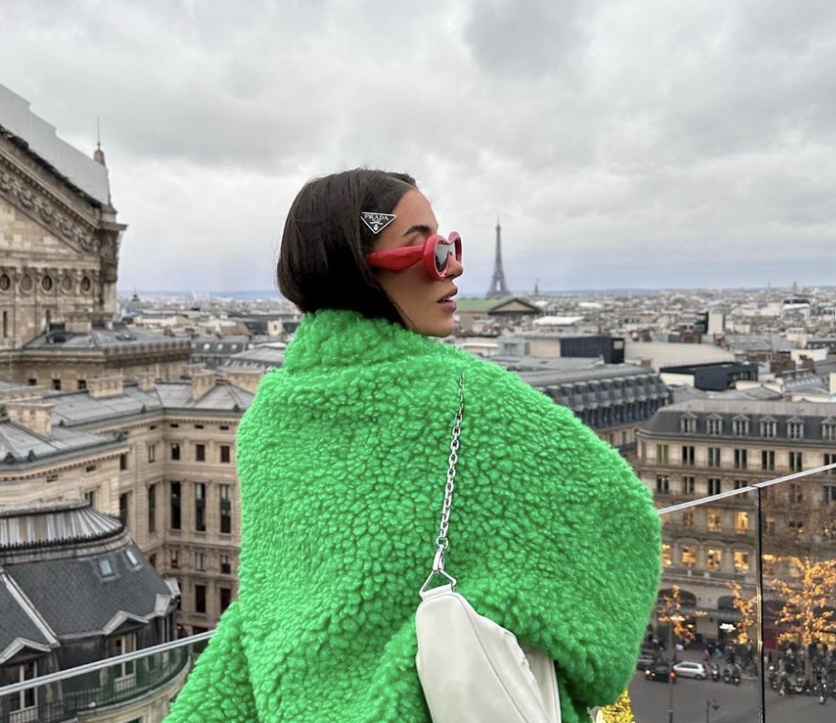 Bianca Andrade posa em Paris com look avaliado em R$40 mil