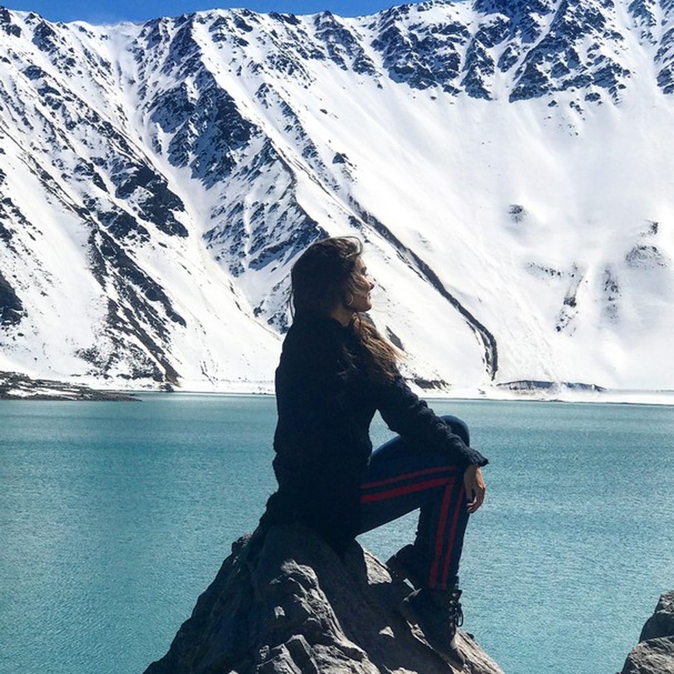 Linda! Marina Moschen posa à beira de rio no Chile