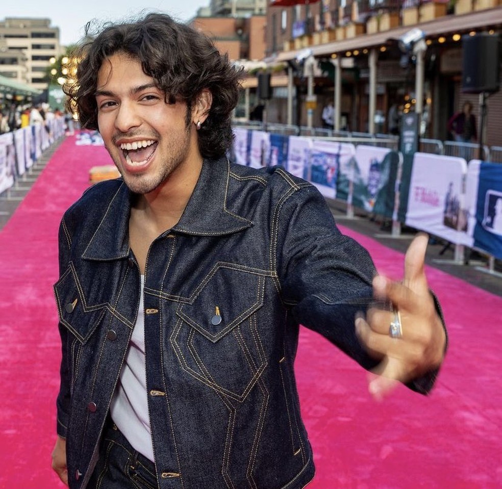 Xolo Maridueña esbanja carisma e simpatia em evento de Besouro Azul em ...