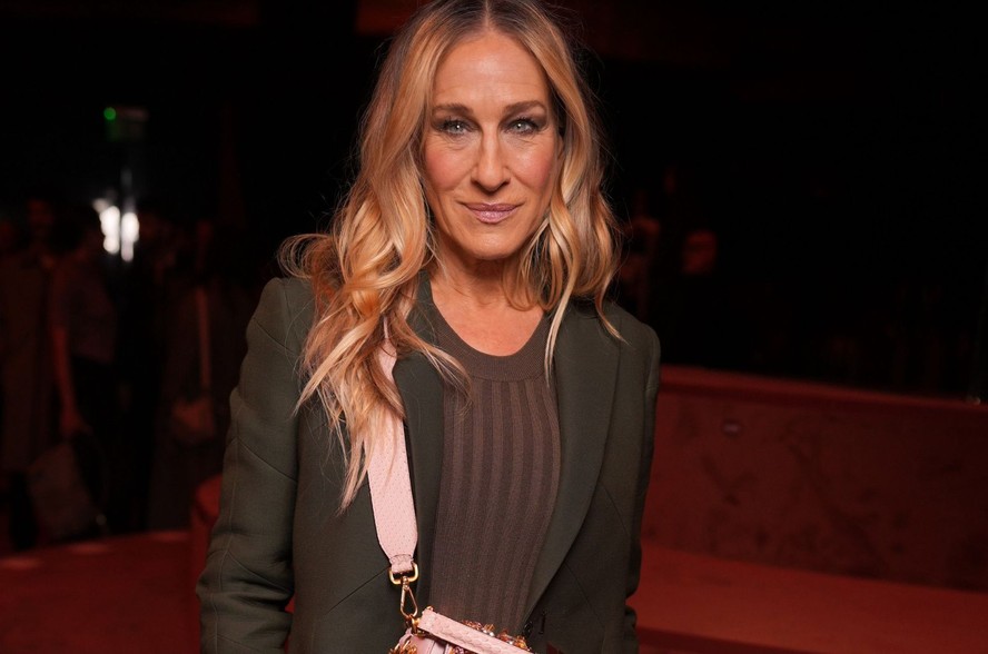 MFW: Sarah Jessica Parker leva a baguette para assistir ao desfile da Fendi