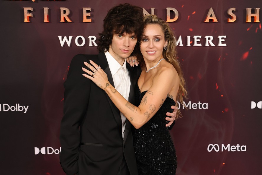 Anel de noivado de Miley Cyrus com Maxx Morando pode valer até US$ 450 ...