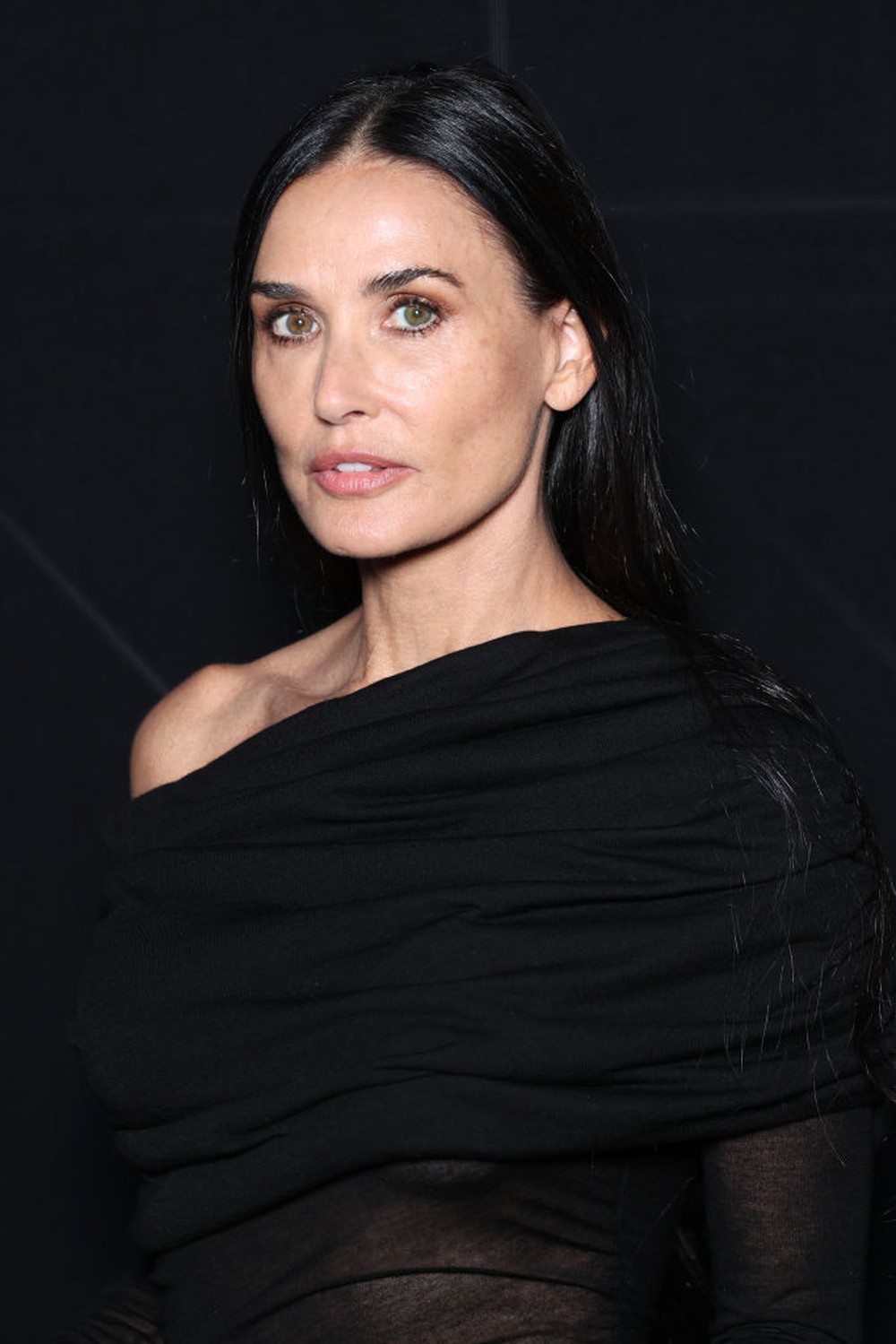 Demi Moore esbanja estilo em aparição na semana de moda de Paris