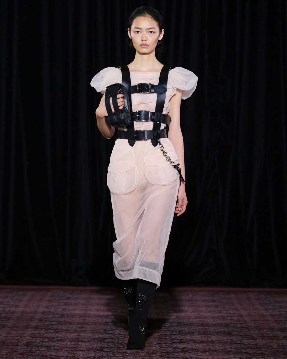 LFW: cinto rouba a cena nas passarelas com atualização no styling