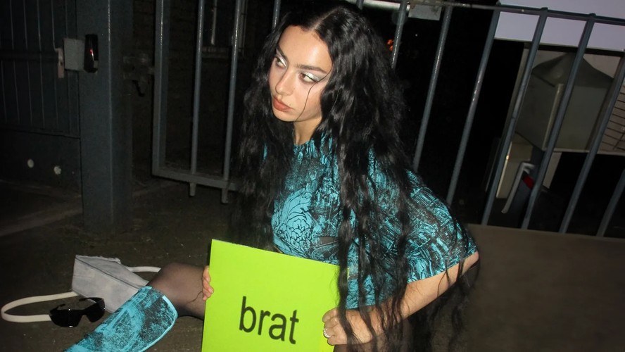 Do verde brat ao messy hair: como o álbum de Charli XCX impactou o universo da beleza