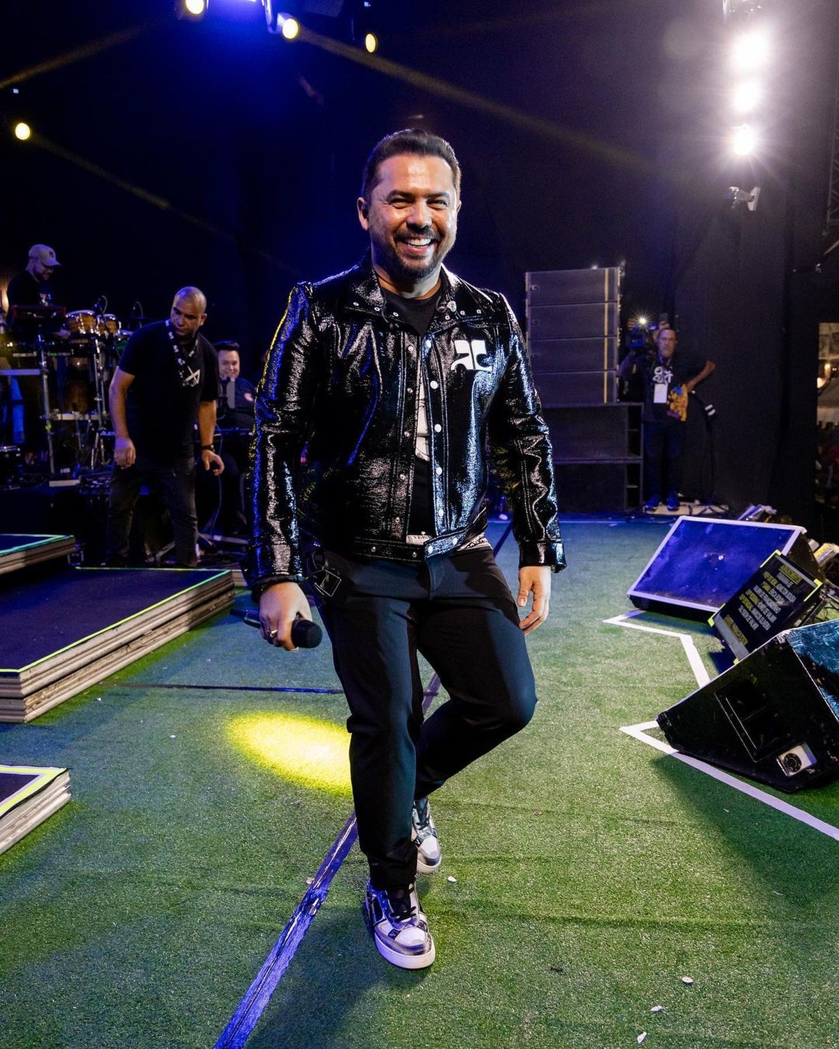 Xand Avião ostenta look grifadíssimo em registro de show