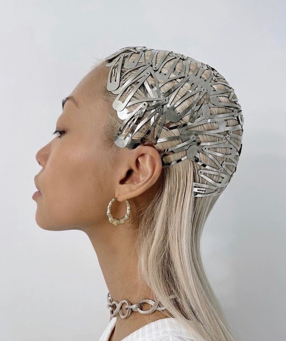 Estética Y3K: os detalhes da tendência de beleza inspirada no futuro