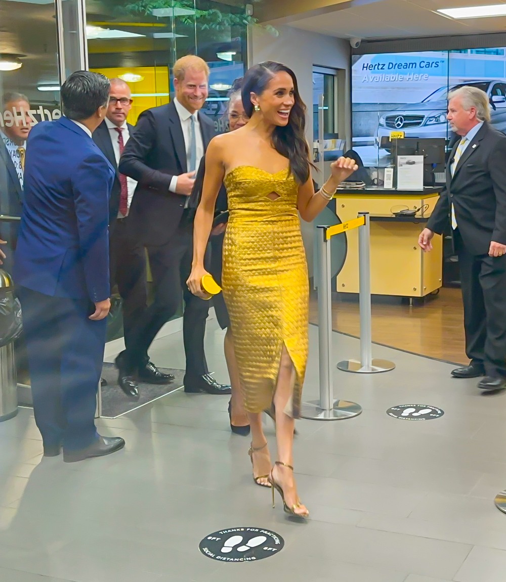 Meghan Markle surge deslumbrante com look dourado ao lado da mãe e do ...