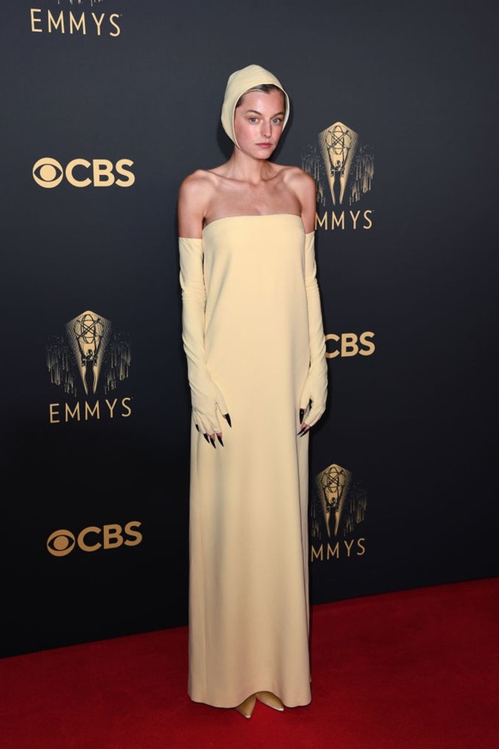 Emma Corrin chega ao Emmy 2021 usando look nada tradicional com touca ...