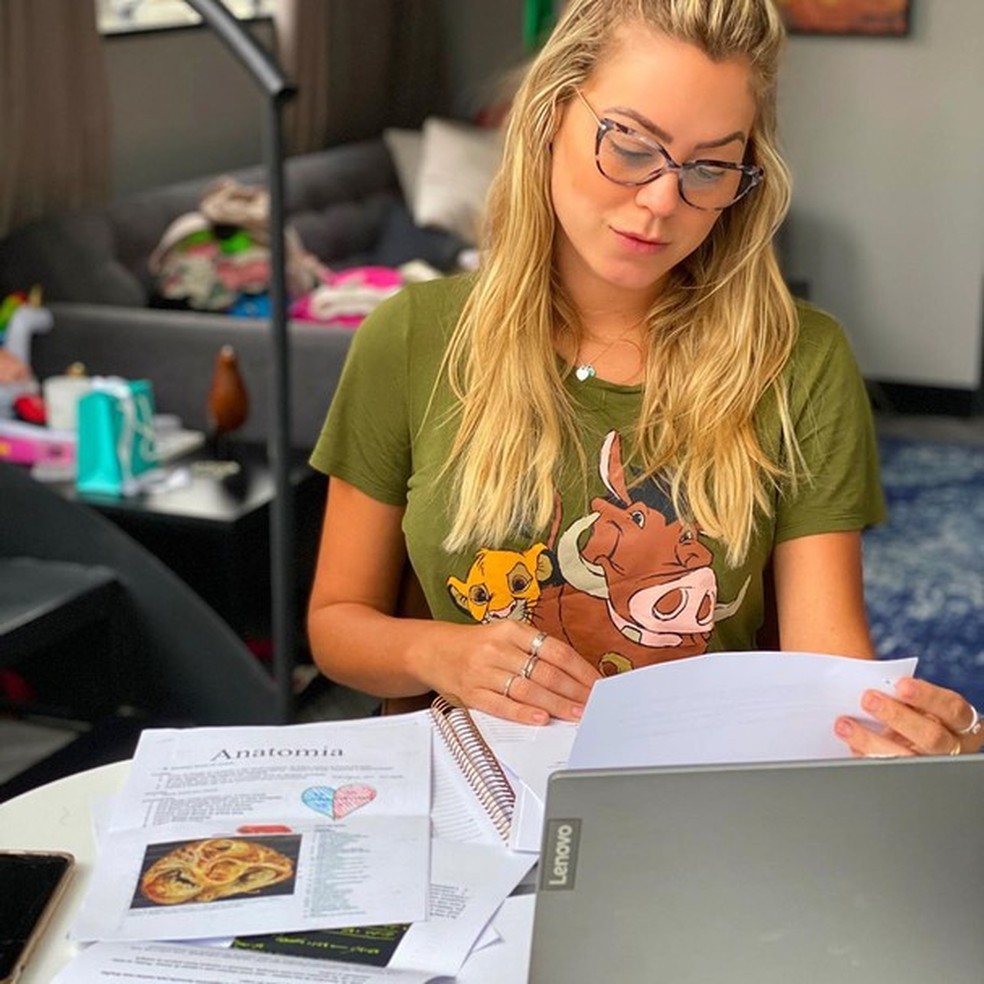 Acadêmica de Medicina, Isabella Cecchi posa durante aula online