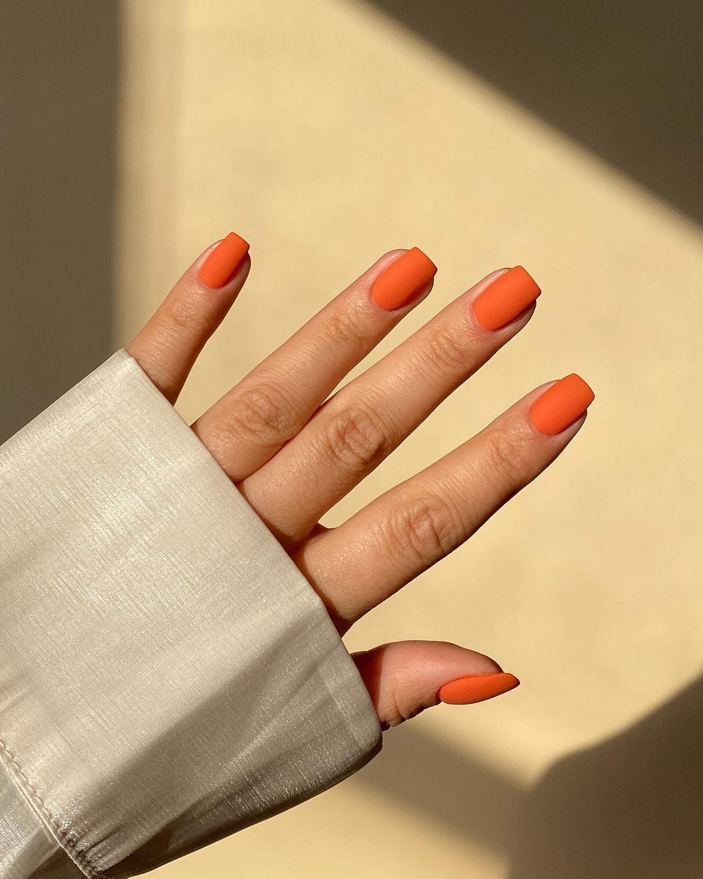 Esmalte laranja: 10 inspirações de unhas e nail arts para usar em 2022