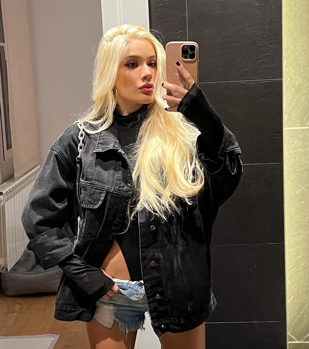 Karoline Lima aposta em body super cavado em look com shortinho e jaquetão