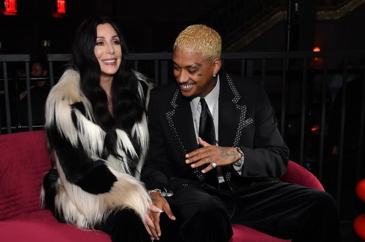 Cher fala sobre relacionamento com namorado 40 anos mais jovem: “A ...