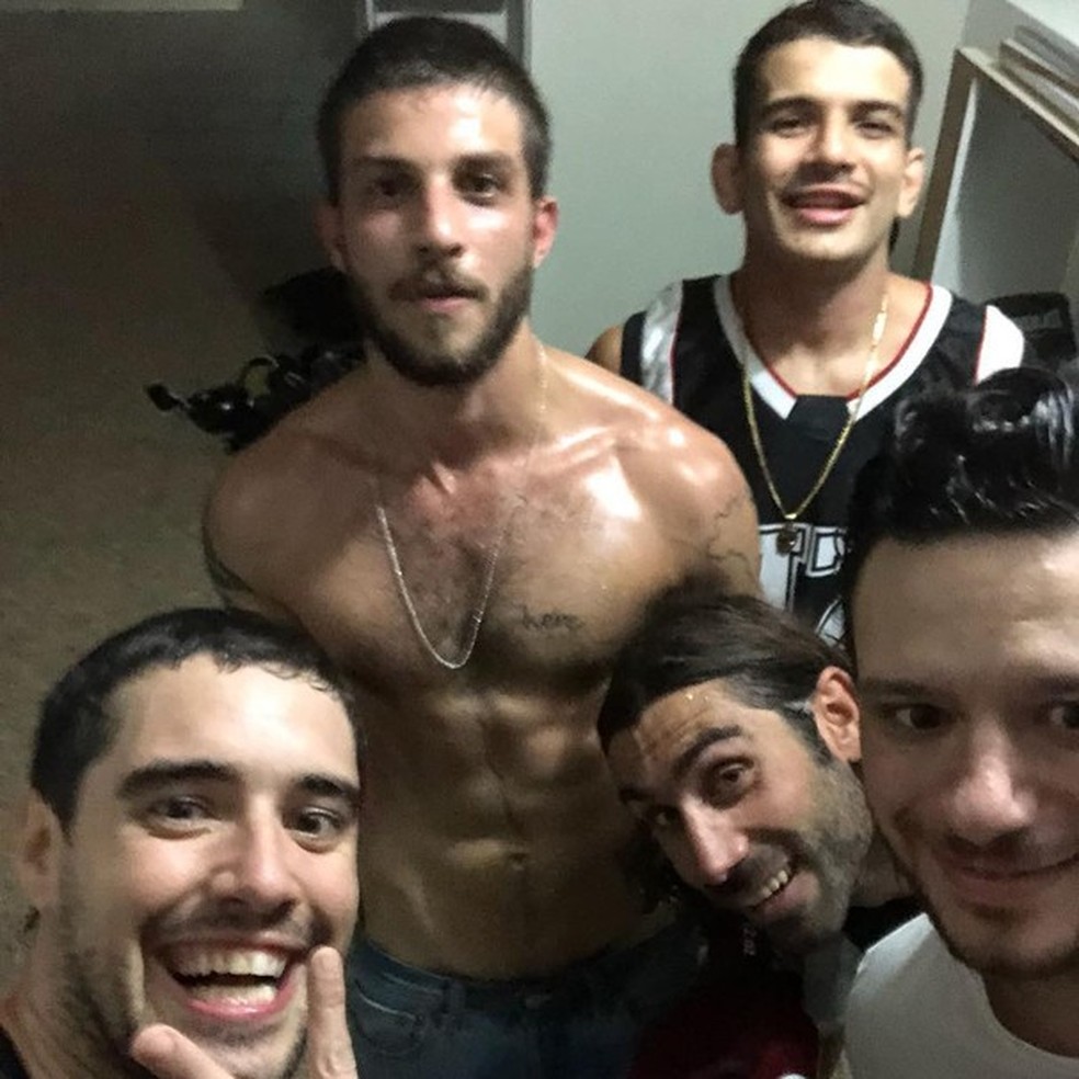 Chay posa com amigos e fãs fazem trocadilho com seu sobrenome
