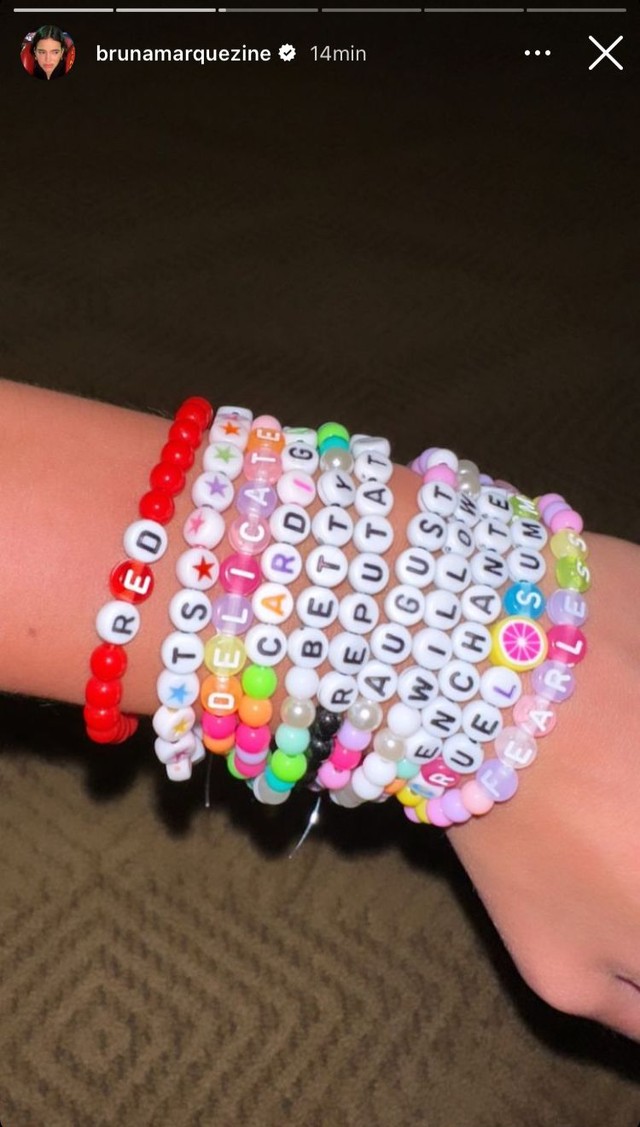 Bruna Marquezine e Sasha fazem pulseira da amizade para show de Taylor Swift