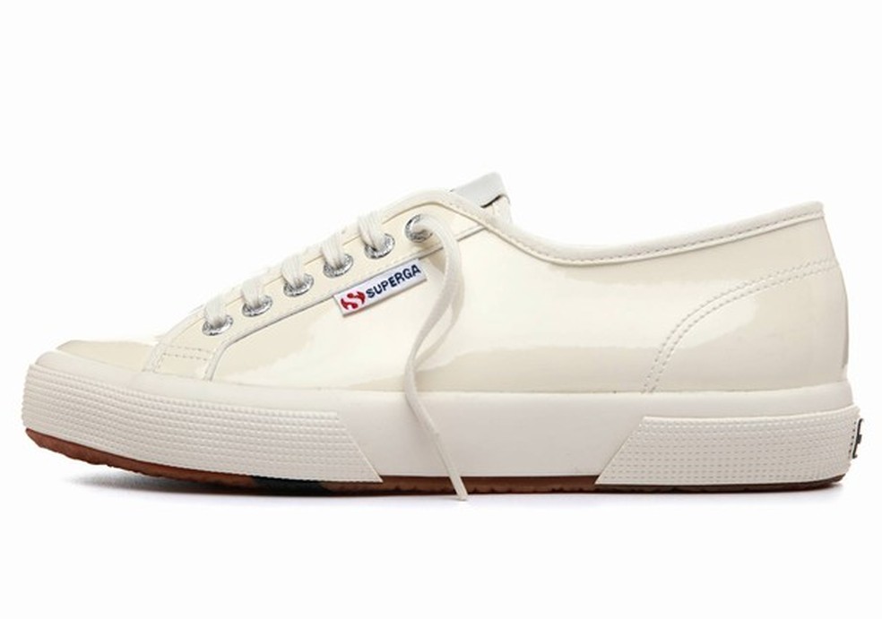 Alexa Chung lançou uma coleção de tênis superfofos com a Superga