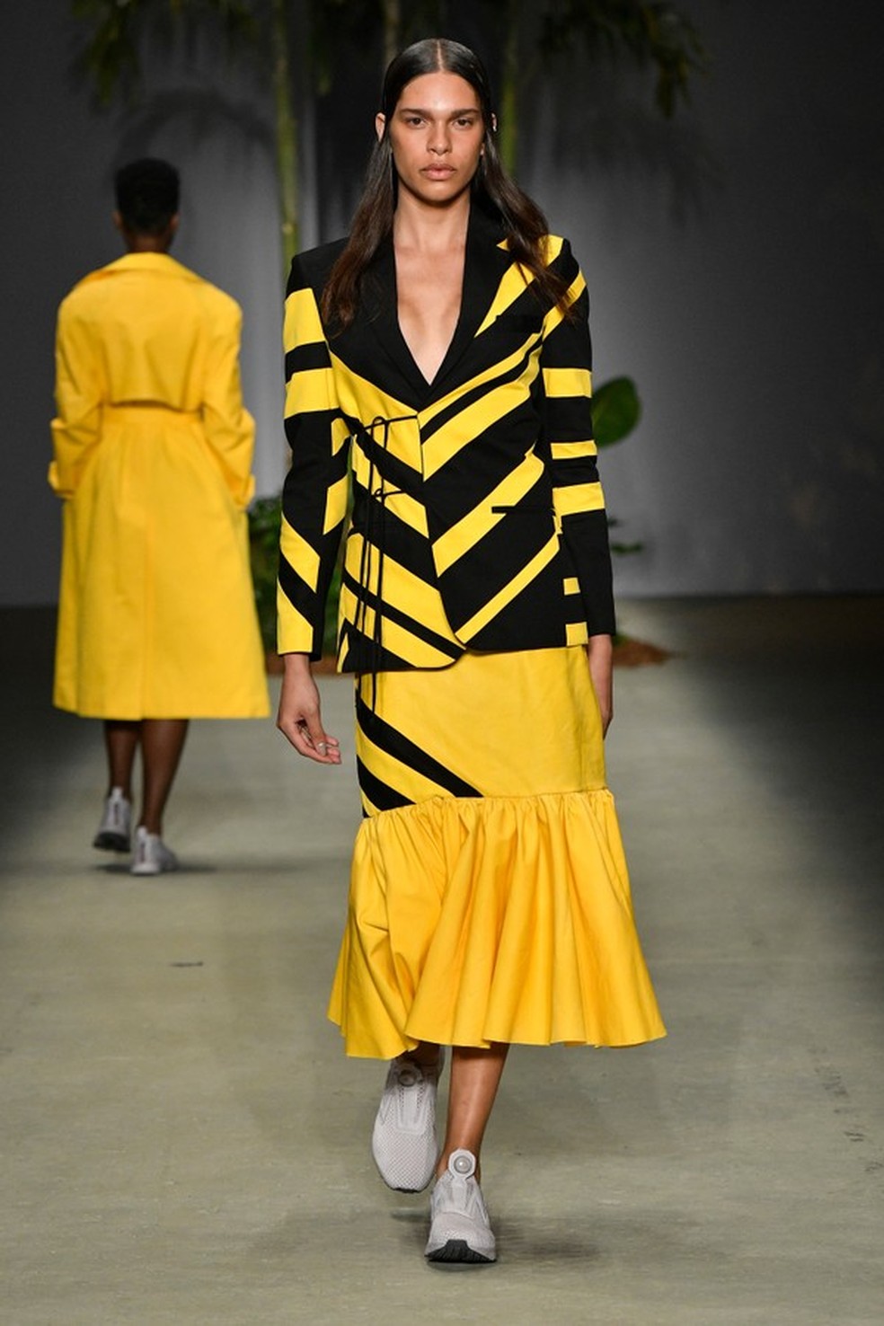 Prepare o look amarelo! A cor vem com tudo em 2019, de novo