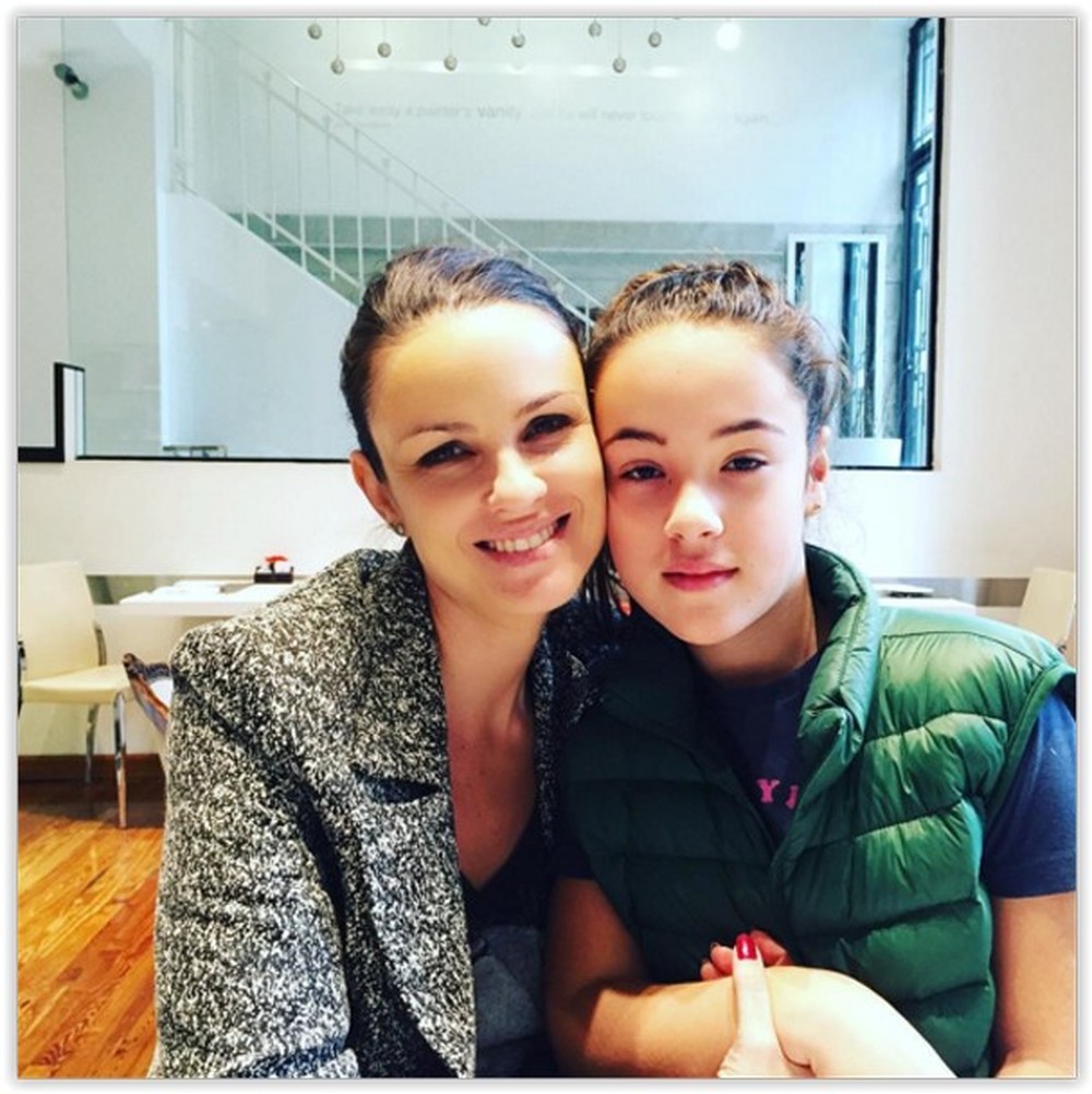 Carolina Kasting se despede das férias com retrato com a filha