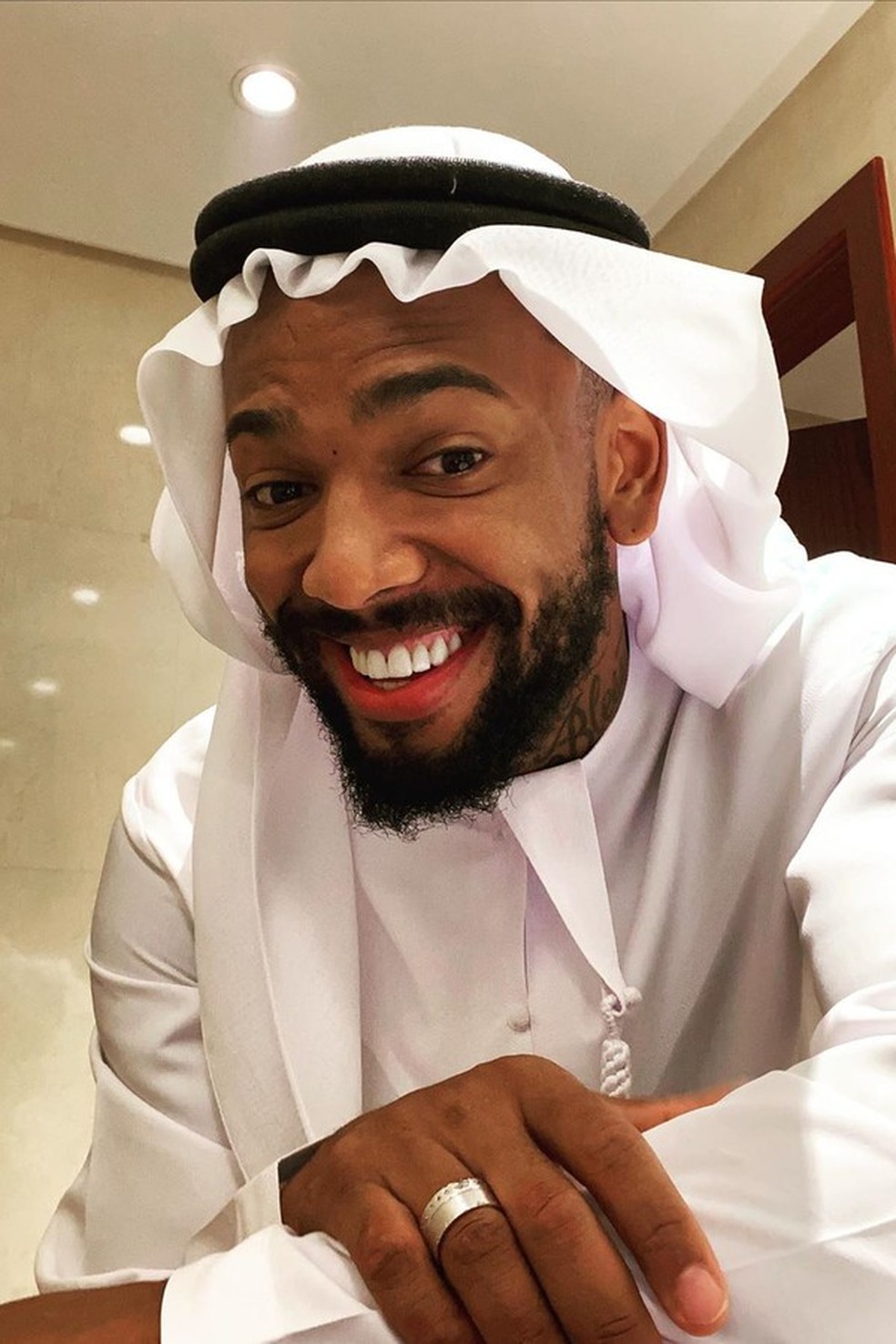 Nego do Borel usa túnica árabe durante viagem para Dubai