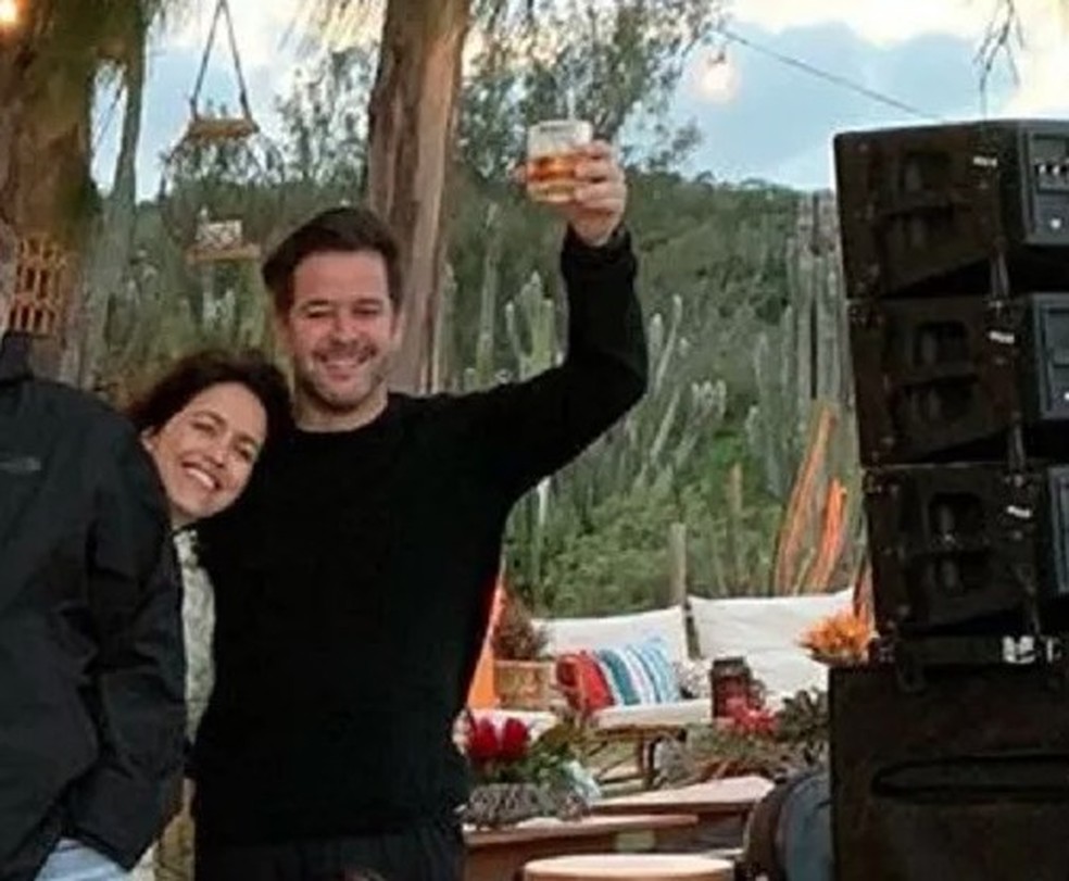 Murilo Benício aparece pela primeira vez ao lado da nova namorada