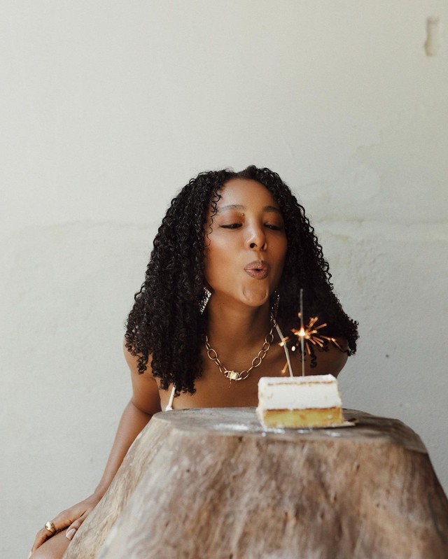 Negra Li posa poderosa ao celebrar 44 anos