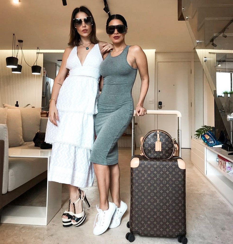 Simaria e Bella Falconi posam juntas e confundem seguidores: 'Gêmeas?'