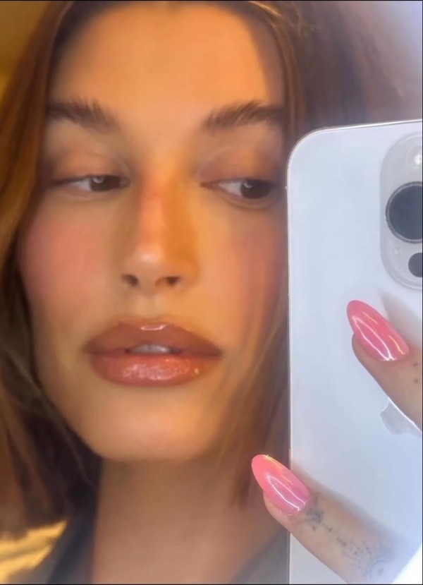 Hailey Bieber entregou as inspirações perfeitas para a sua próxima nail ...