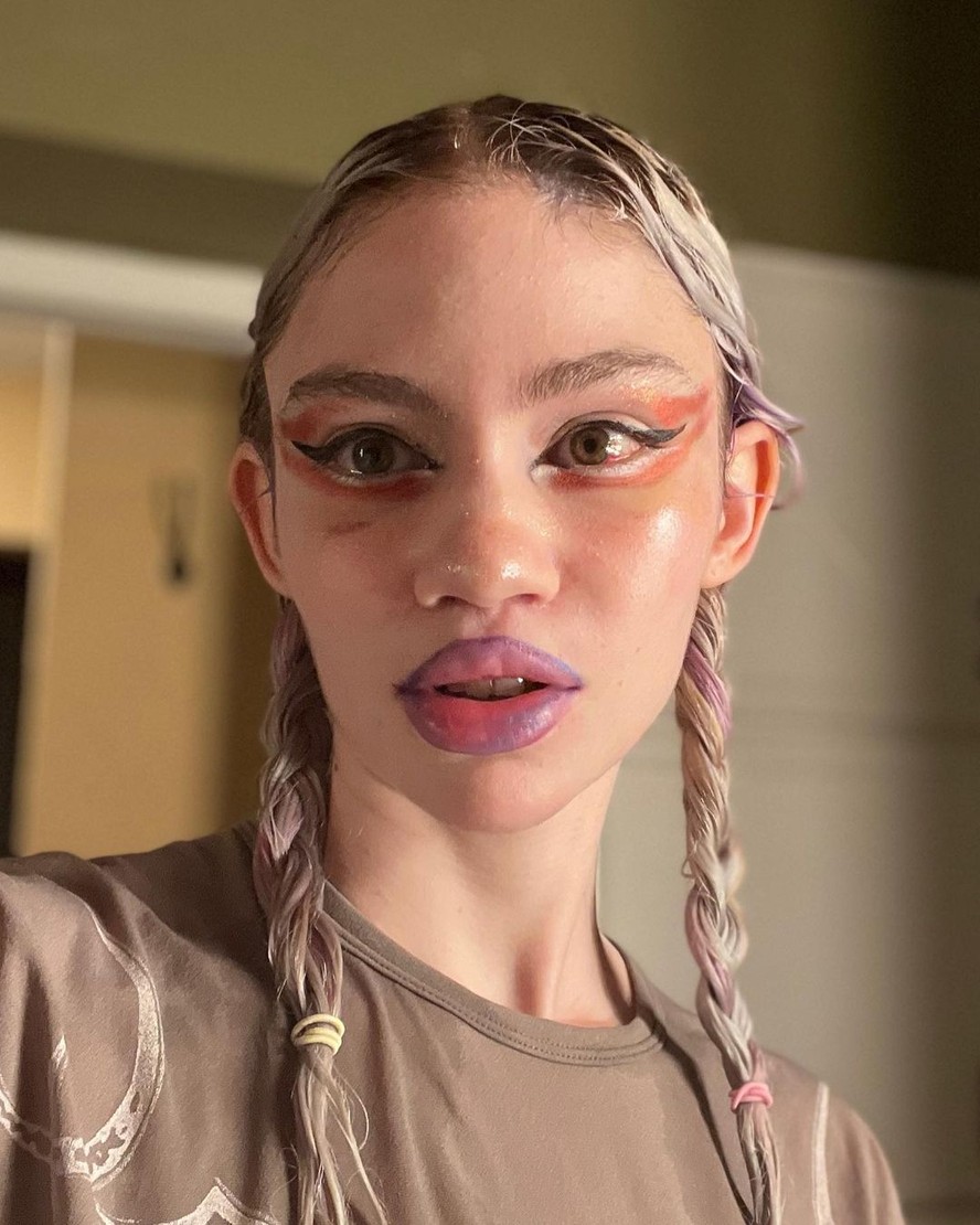 Grimes se prepara para tatuar o rosto e ganha apoio de seguidores