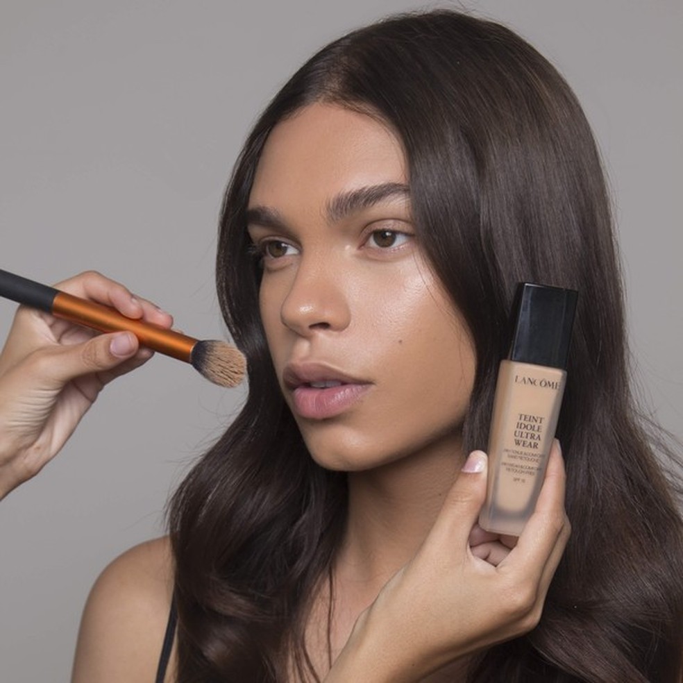 Make bronzeada e iluminada? Nathalie Billio ensina um passo a passo