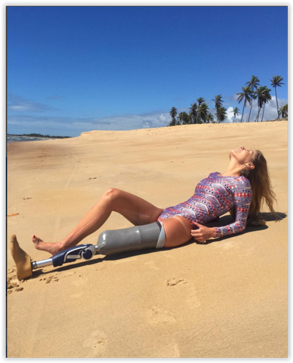 Paola Antonini usa body e mostra cenário paradisíaco