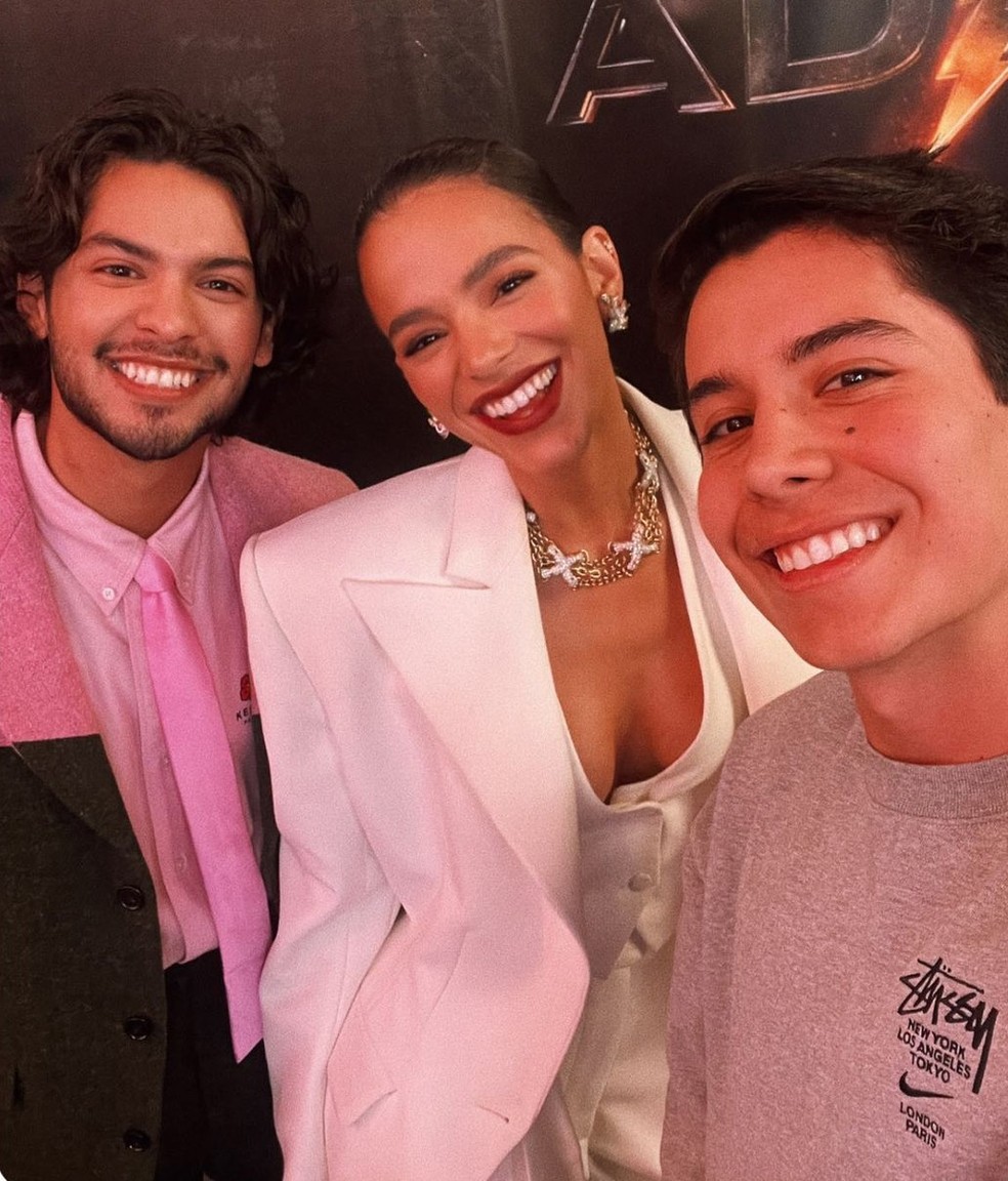 Bruna Marquezine e Xolo Maridueña prestigiam juntos evento em Nova York