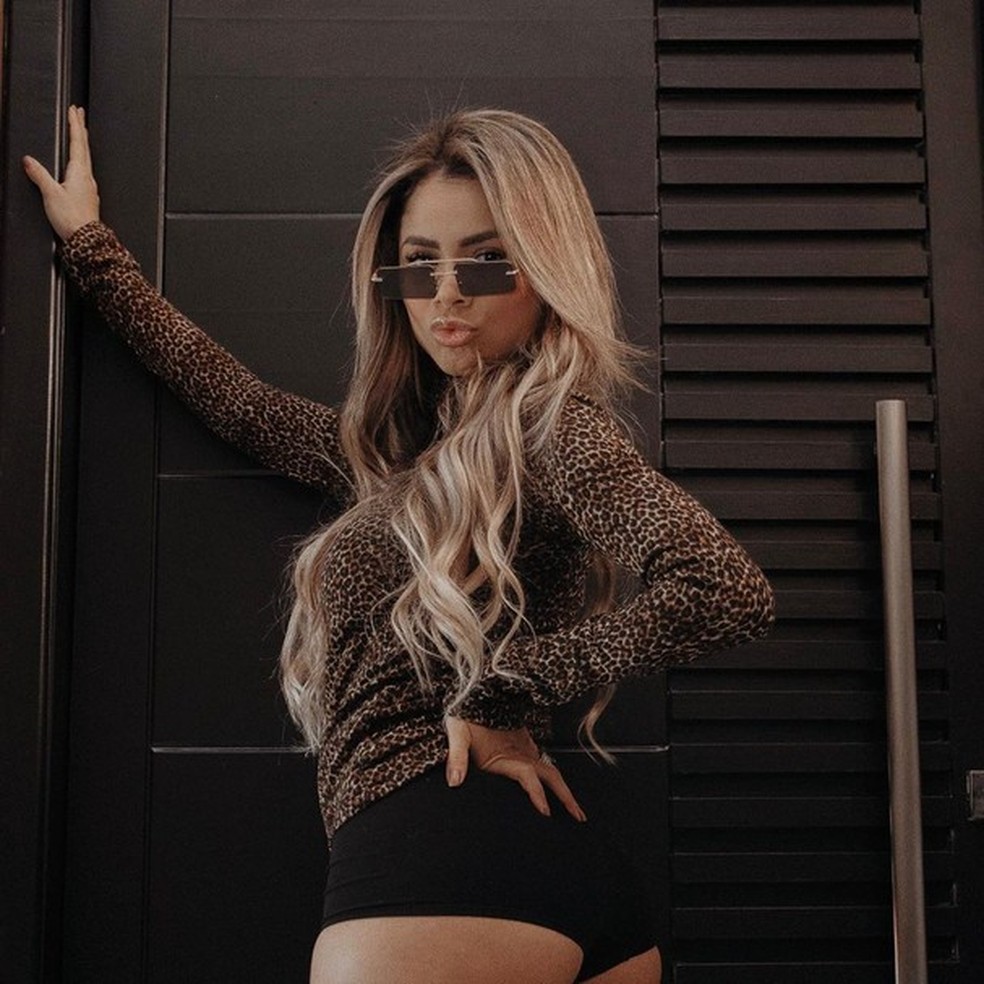 Lexa manda beijinho para os fãs em clique