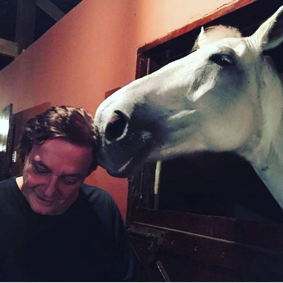 Cleo posta clique do pai com cavalo e brinca: 'meu veinho lindo demais'