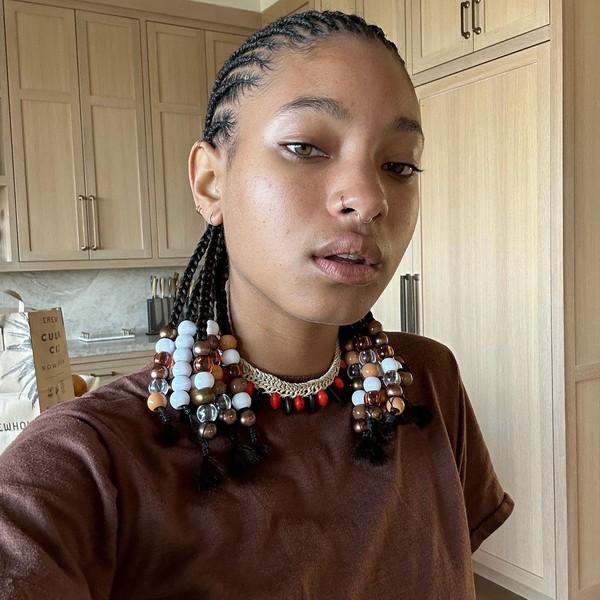 Willow Smith renova o visual e fãs se encantam por novas tranças