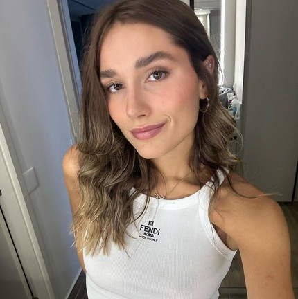 Como Sasha insere a regata branca em suas produções