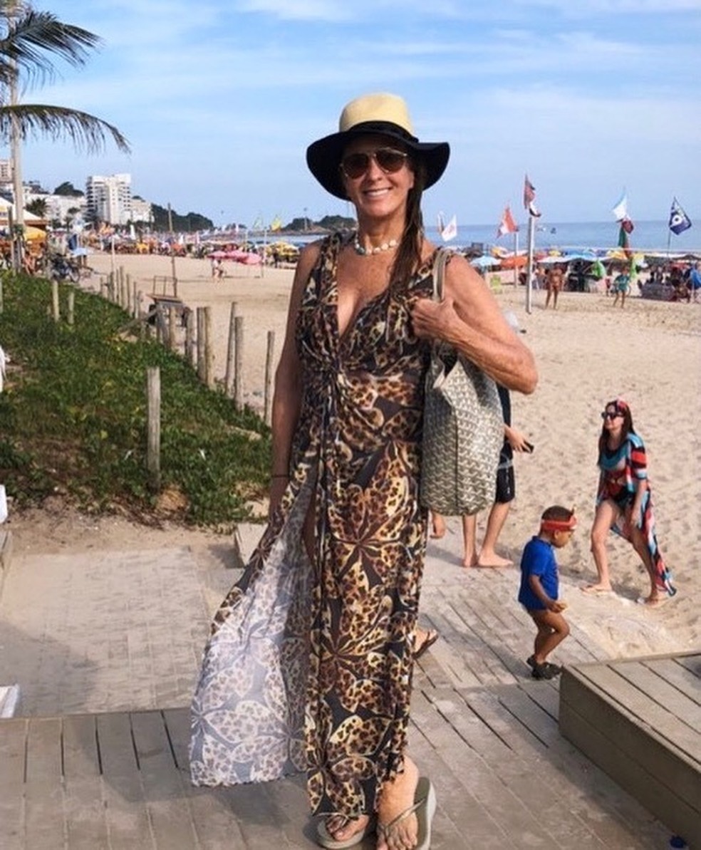 Helô Pinheiro aproveita dia na praia, em Ipanema