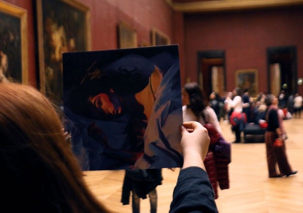 Fã pendura novo álbum de Lorde no Louvre: 'Uma obra-prima'