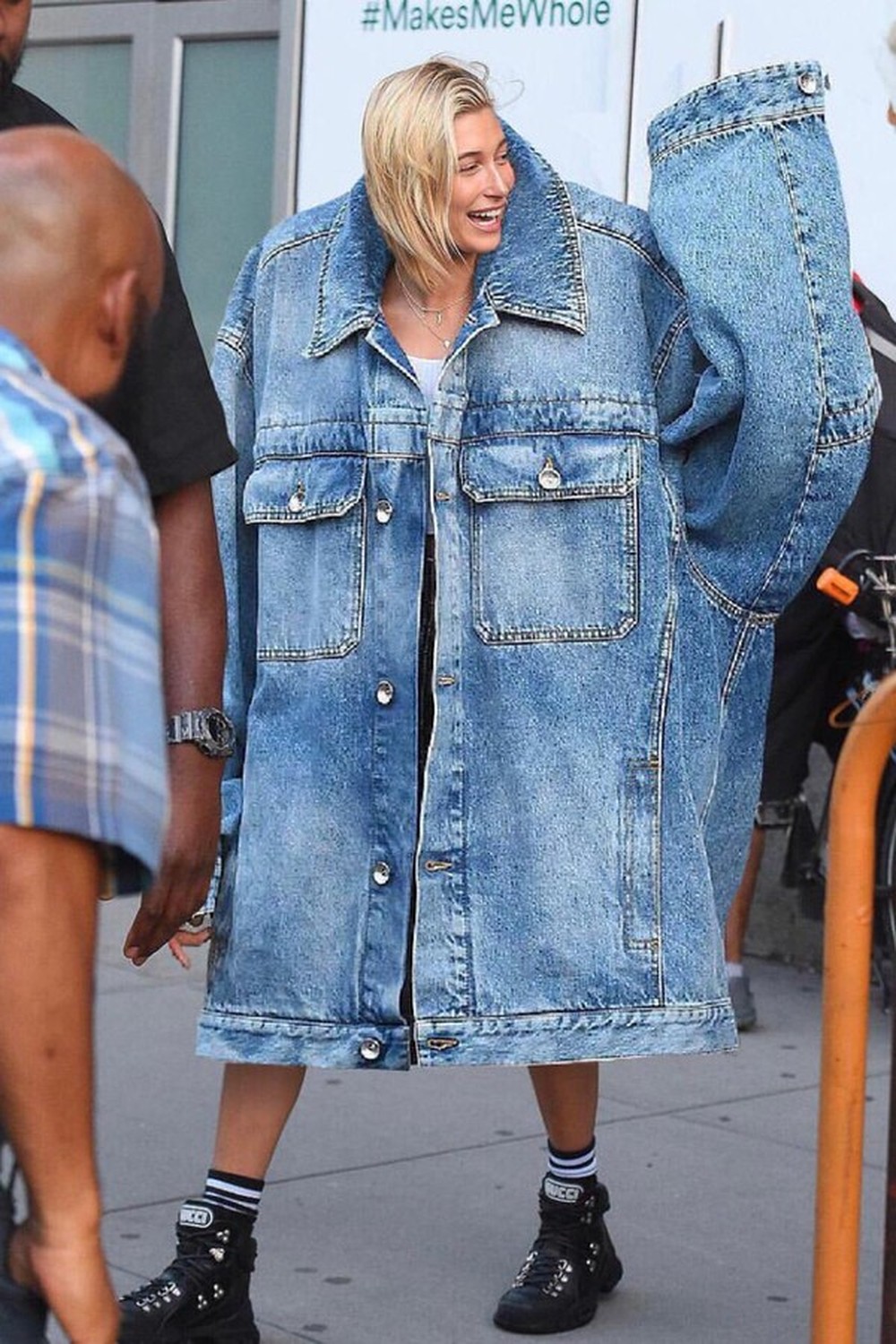 Celebridades usando roupas gigantescas são o novo meme da Internet