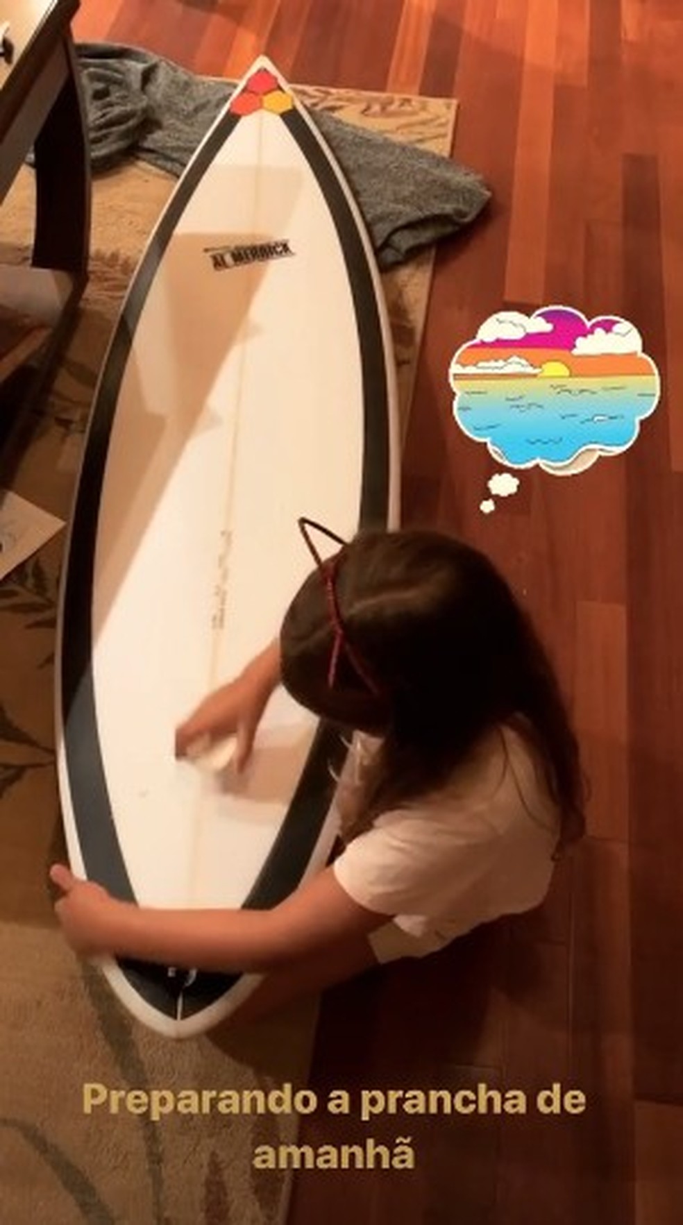 Cauã Reymond mostra filha preparando a prancha de surf