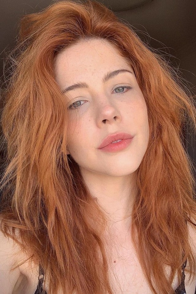 Bia Arantes posa ao natural e fãs se encantam com beleza da atriz