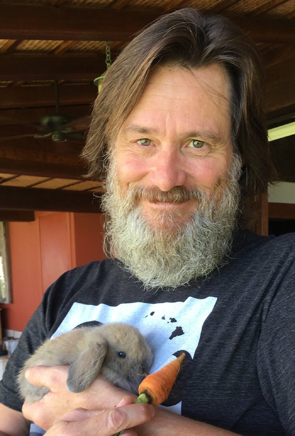 Jim Carrey surge irreconhecível de barba branca