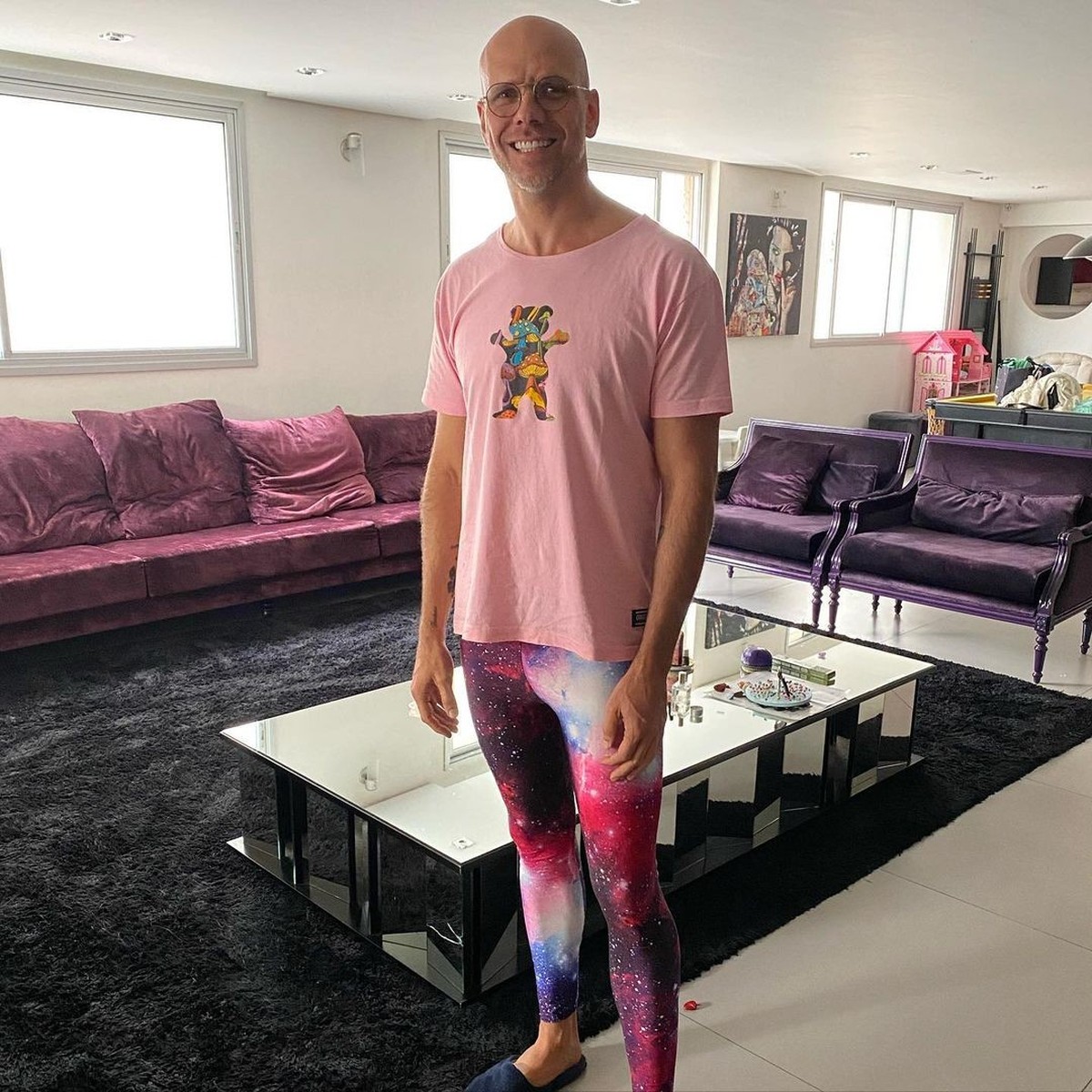 Fernando Scherer provoca reflexão ao posar com look rosa