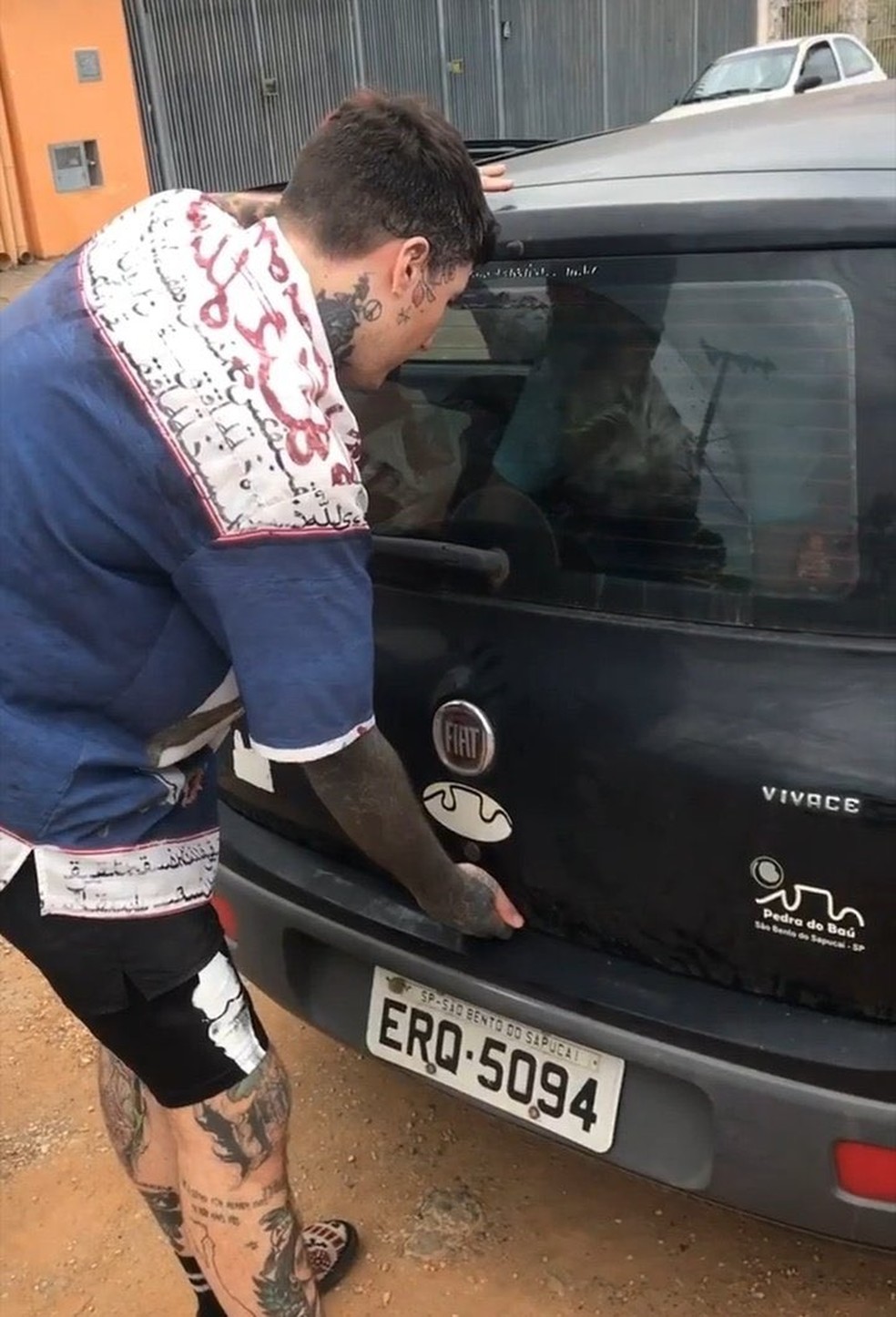 Oliver Sykes, do Bring Me The Horizon, é flagrado em fila de lanchonete ...