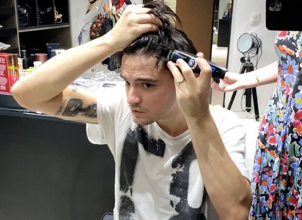 Felipe Neto aparecendo raspando a cabeça e dispara: 'O isolamento me ...