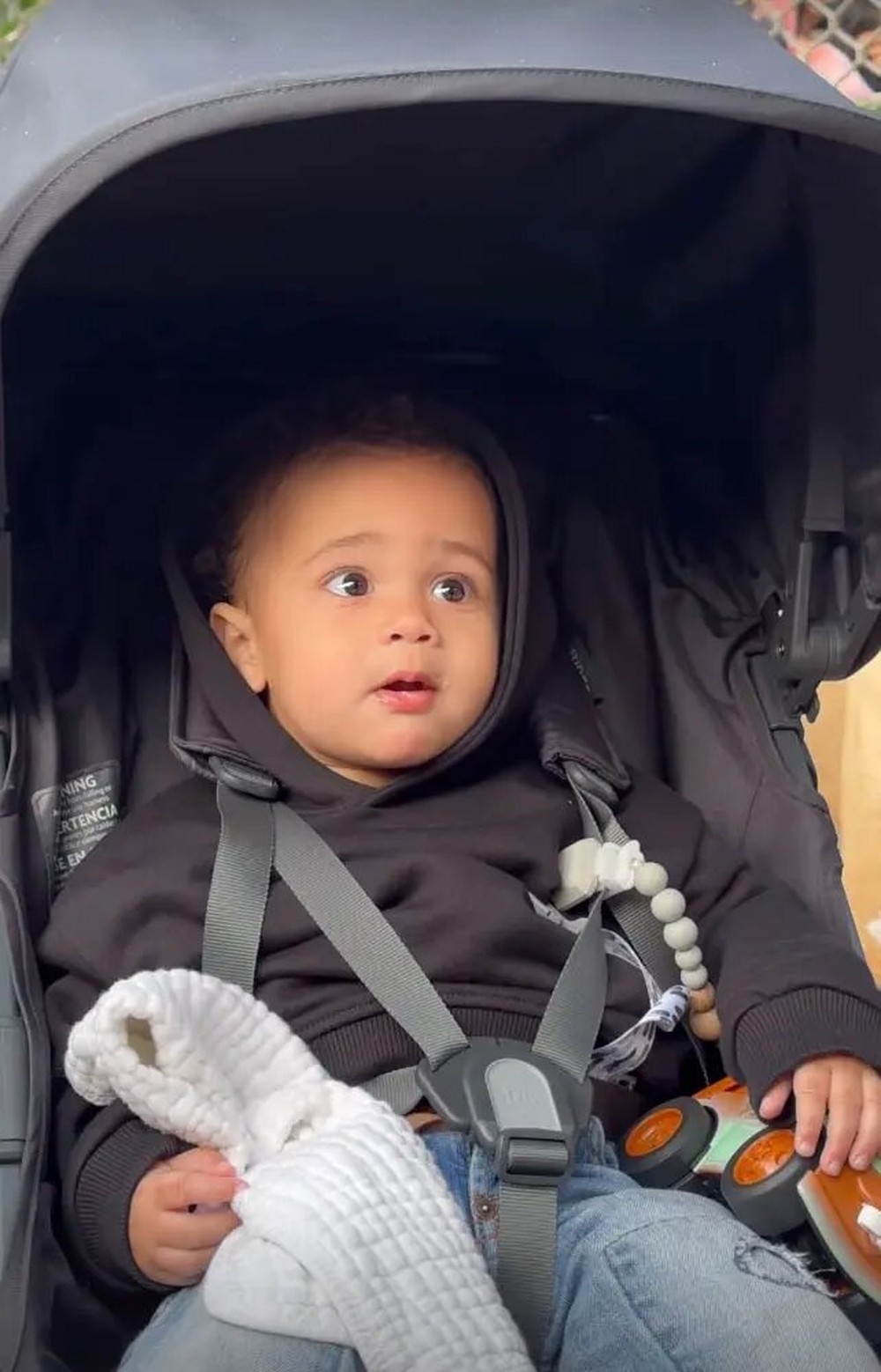 Kylie Jenner leva o filho Aire em primeira viagem à Disney com Stormi