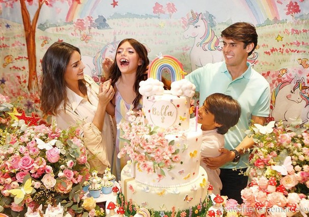 Kaká e Carol Celico posam juntos no aniversário da filha e fãs elogiam