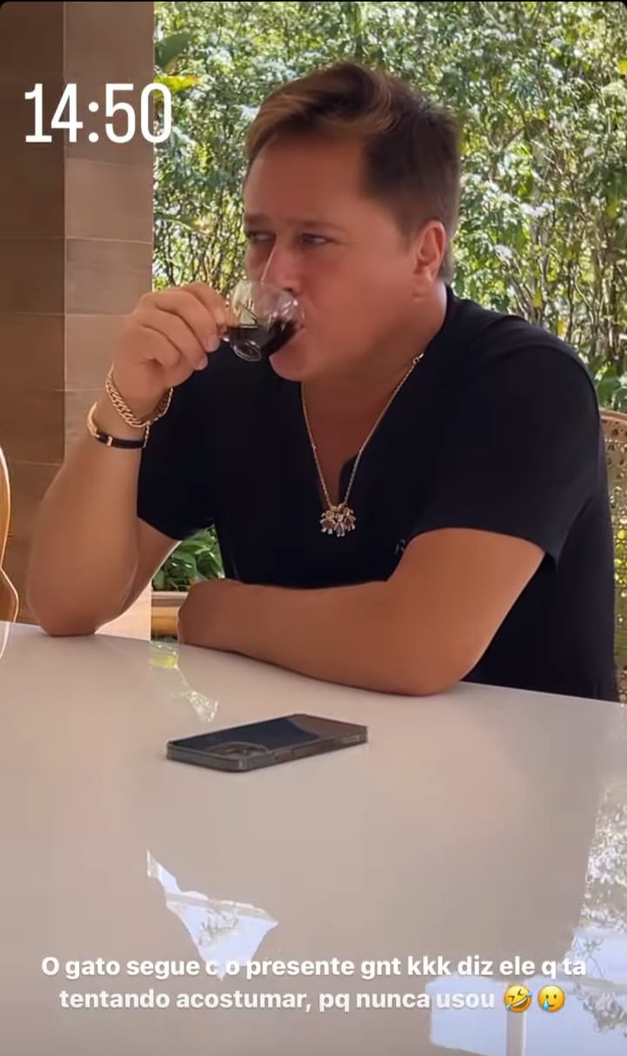 Virginia mostra Leonardo usando colar de R$ 30 mil