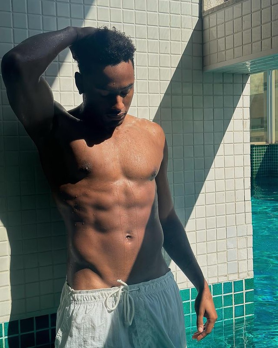 Paulo André exibe corpo trincado ao curtir mergulho na piscina