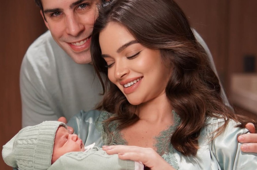 Gabriella Mustafá mostra rosto do filho pela primeira vez; confira álbum