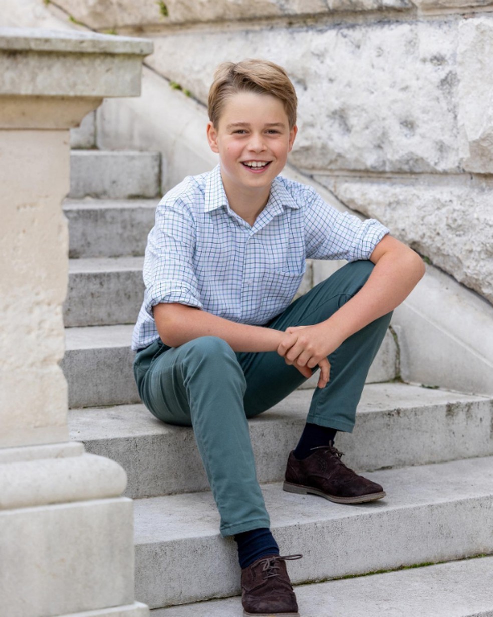 Ele cresceu! Príncipe George aparece sorridente em foto oficial do 10º ...